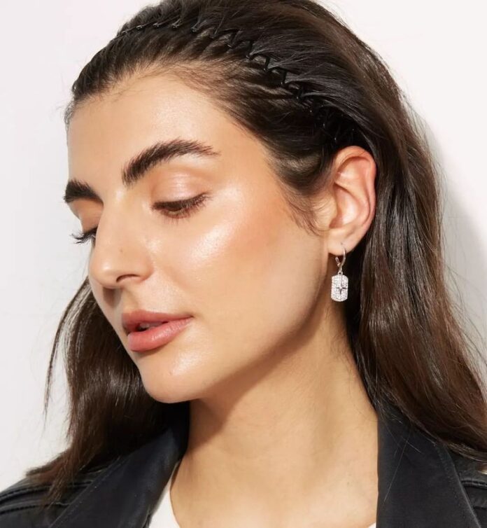 Il cerchietto con dentini anni 90 è la tendenza capelli del momento