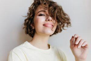Colore capelli corti e cortissimi: come valorizzarli con la tinta