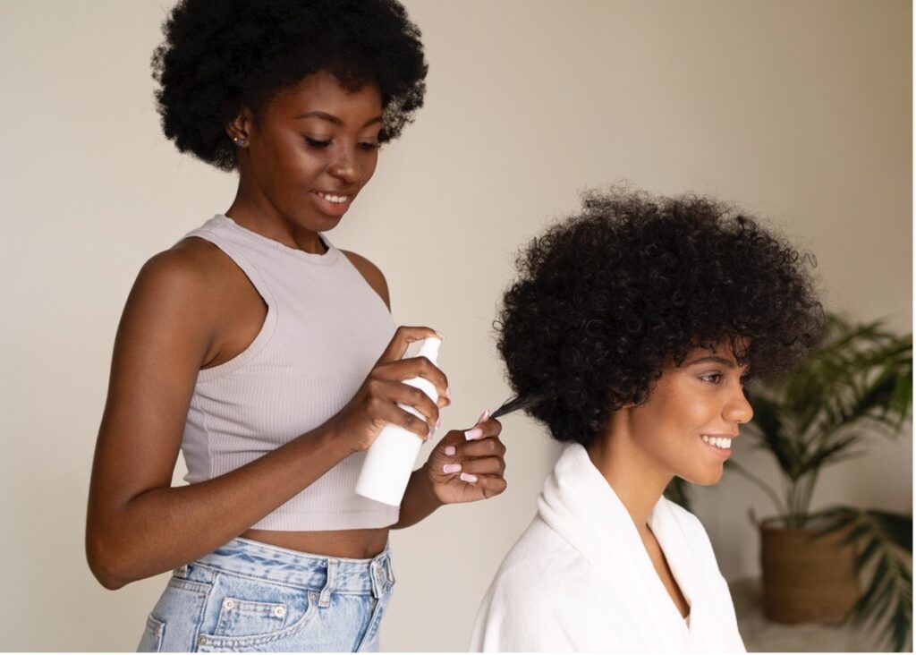 Capelli afro: storia come prendersene cura e stili di tendenza