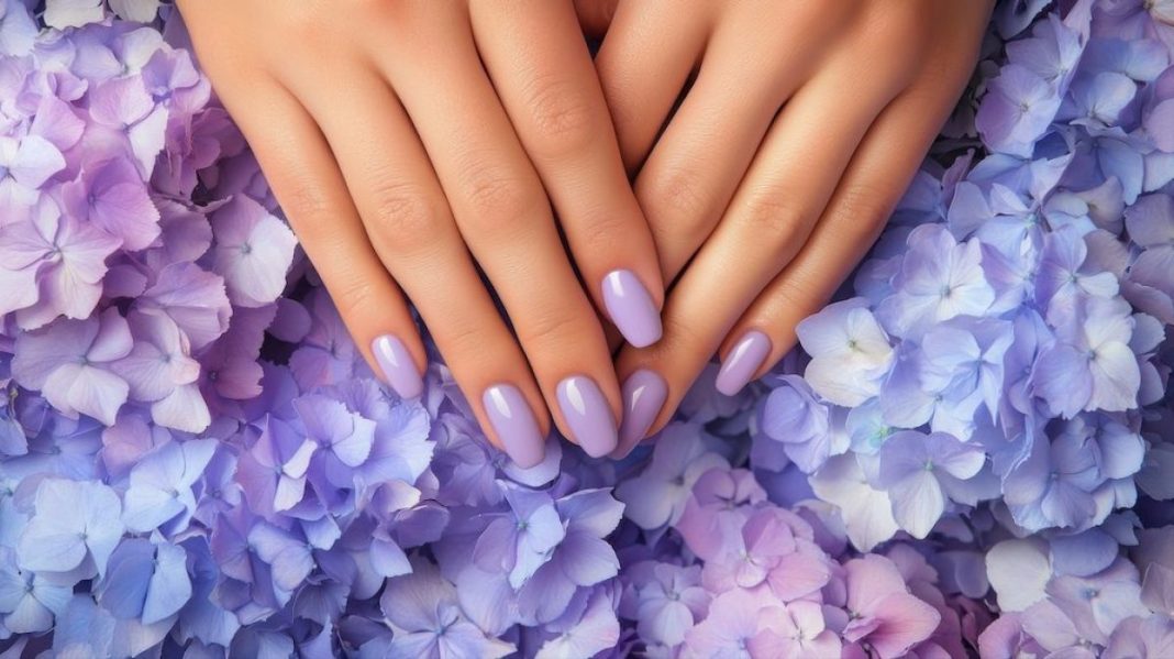 Smalto lilla: idee e nail art colorate per la bella stagione