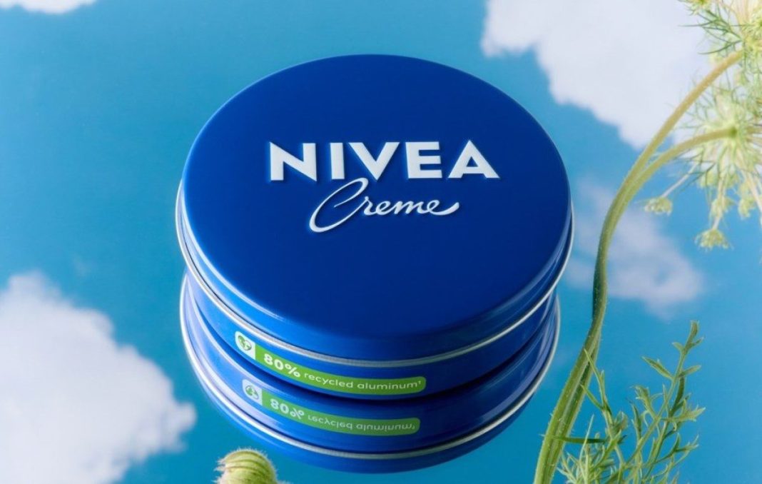L’iconica latta blu di Nivea compie 100 anni: la sua evoluzione